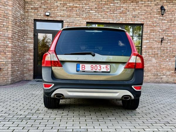 Green Volvo XC70 2012 in Riga, with an engine capacity of 2.40 L and mileage of 281 thousand km for 9500 €, photo 2 on AUTOMOTO.COM.LV