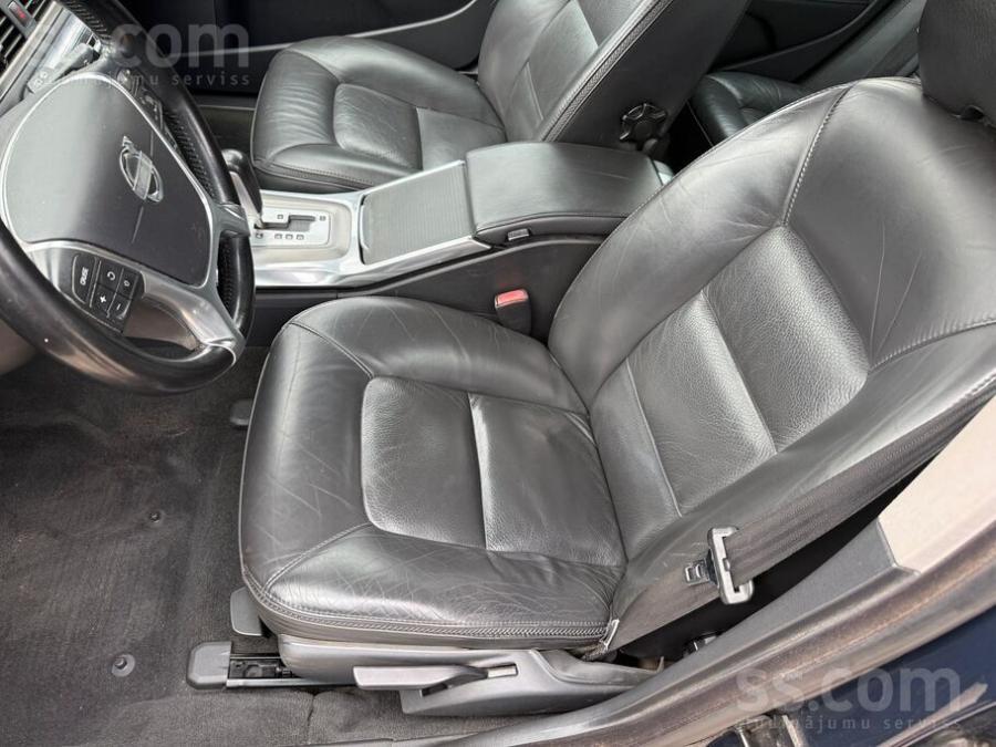 Green Volvo XC70 2012 in Riga, with an engine capacity of 2.00 L and mileage of 298 thousand km for 8990 €, photo 8 on AUTOMOTO.COM.LV