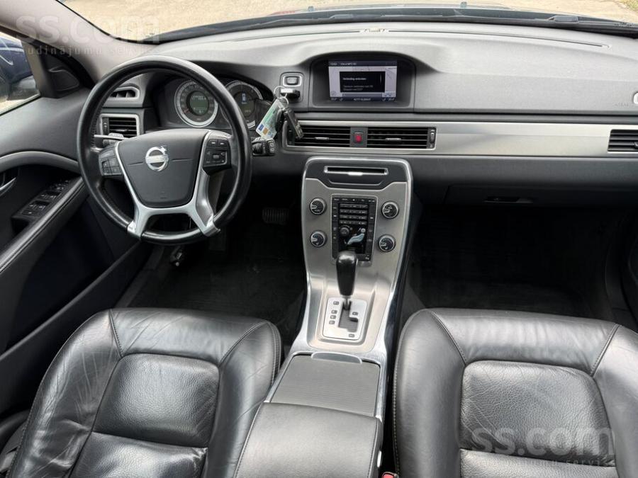 Green Volvo XC70 2012 in Riga, with an engine capacity of 2.00 L and mileage of 298 thousand km for 8990 €, photo 10 on AUTOMOTO.COM.LV
