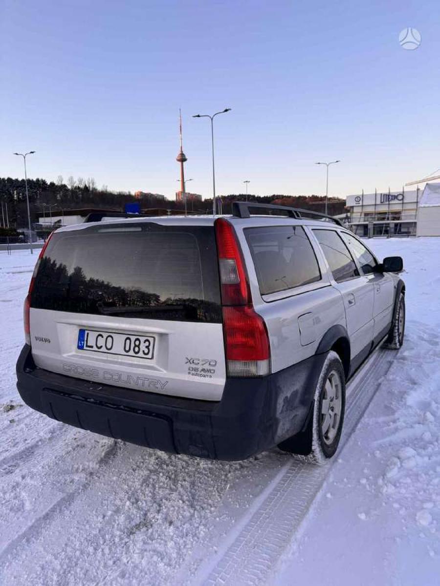 Серый Вольво ХС70 2003 в Вильнюс, объемом двигателя 2.40 л и пробегом 340 тыс. км за 2000 €, фото 2 на AUTOMOTO.COM.LV