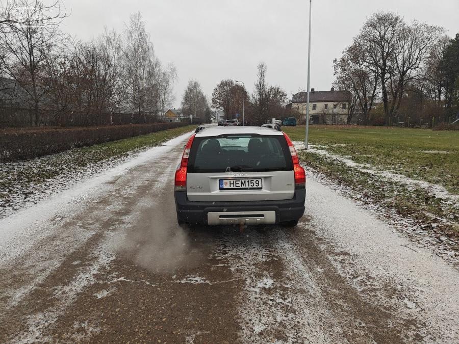 Grey Volvo XC70 2006 in Jonava, with an engine capacity of 2.50 L and mileage of 384 thousand km for 1200 €, photo 7 on AUTOMOTO.COM.LV