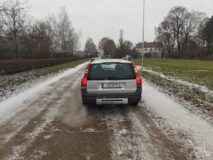 Grey Volvo XC70 2006 in Jonava, with an engine capacity of 2.50 L and mileage of 384 thousand km for 999 €, photo 7 on AUTOMOTO.COM.LV