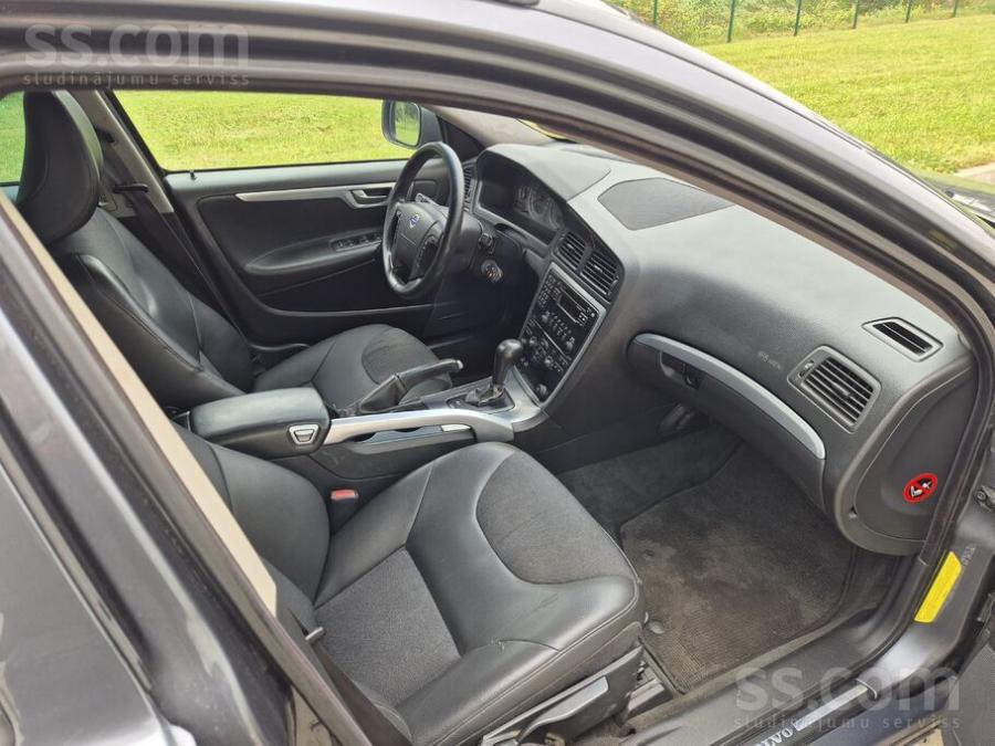 Grey Volvo XC70 2006 in Riga, with an engine capacity of 2.40 L and mileage of 344 thousand km for 2850 €, photo 10 on AUTOMOTO.COM.LV