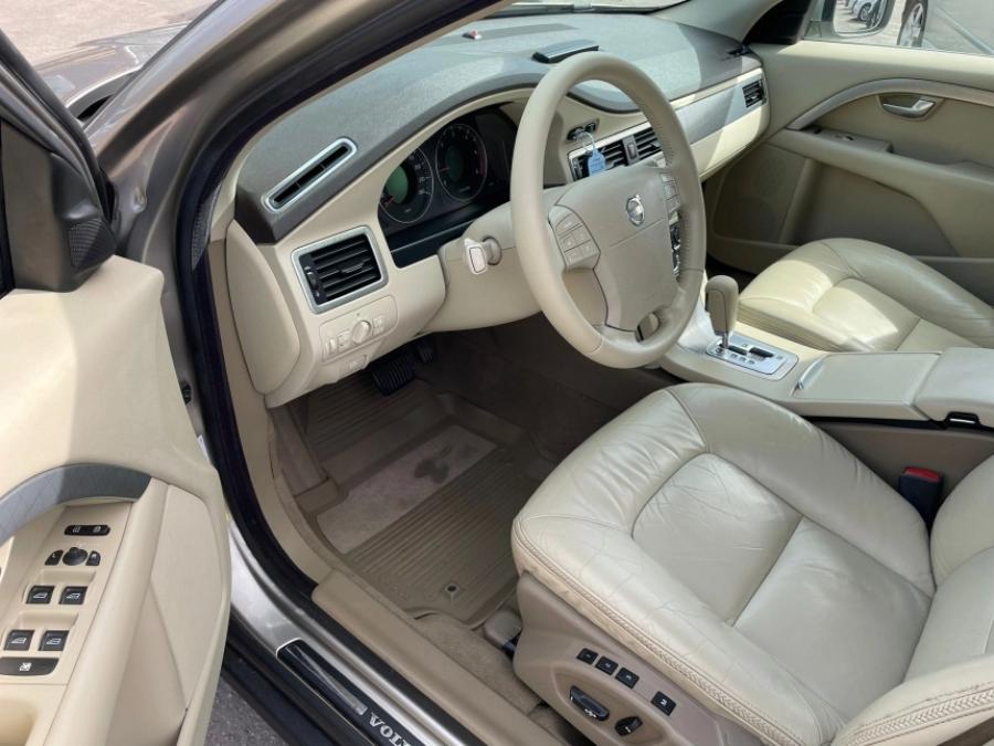 Grey Volvo XC70 2007 in Riga, with an engine capacity of 2.40 L and mileage of 413 thousand km for 6750 €, photo 7 on AUTOMOTO.COM.LV