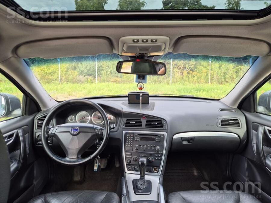 Grey Volvo XC70 2007 in Riga, with an engine capacity of 2.40 L and mileage of 353 thousand km for 3750 €, photo 6 on AUTOMOTO.COM.LV
