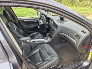 Grey Volvo XC70 2007 in Riga, with an engine capacity of 2.40 L and mileage of 353 thousand km for 3750 €, photo 10 on AUTOMOTO.COM.LV