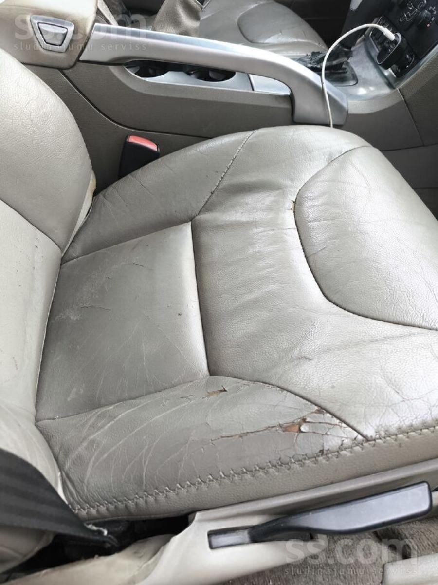 Grey Volvo XC70 2007 in Riga, with an engine capacity of 2.40 L and mileage of 506 thousand km for 3500 €, photo 8 on AUTOMOTO.COM.LV