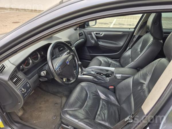 Pelēks Volvo XC70 2007 Rīga, ar dzinēja tilpumu 2.40 L un nobraukumu 353 tūkst. km par 3650 €, foto 8 vietnē AUTOMOTO.COM.LV