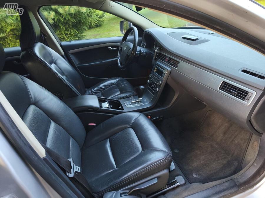 Grey Volvo XC70 2009 in Elektrenai, with an engine capacity of 2.40 L and mileage of 308 thousand km for 5600 €, photo 15 on AUTOMOTO.COM.LV