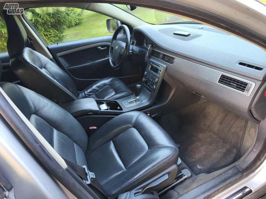 Grey Volvo XC70 2009 in Elektrenai, with an engine capacity of 2.40 L and mileage of 308 thousand km for 5600 €, photo 16 on AUTOMOTO.COM.LV
