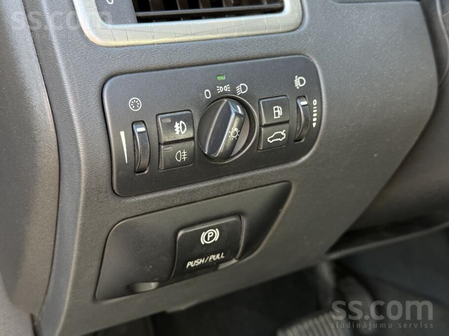 Pelēks Volvo XC70 2009 Liepāja, ar dzinēja tilpumu 2.40 L un nobraukumu 345 tūkst. km par 6600 €, foto 22 vietnē AUTOMOTO.COM.LV