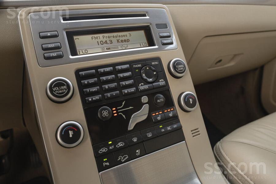 Pelēks Volvo XC70 2010 Jelgava, ar dzinēja tilpumu 2.40 L un nobraukumu 0 tūkst. km par 7990 €, foto 12 vietnē AUTOMOTO.COM.LV