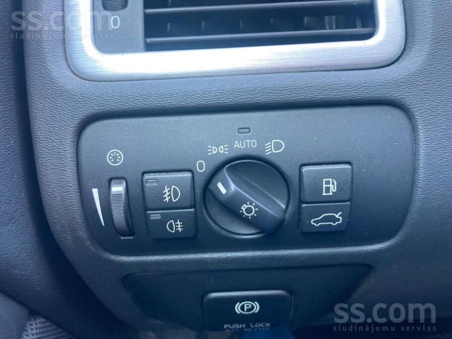 Pelēks Volvo XC70 2012 Rīga, ar dzinēja tilpumu 2.40 L un nobraukumu 370 tūkst. km par 8400 €, foto 10 vietnē AUTOMOTO.COM.LV