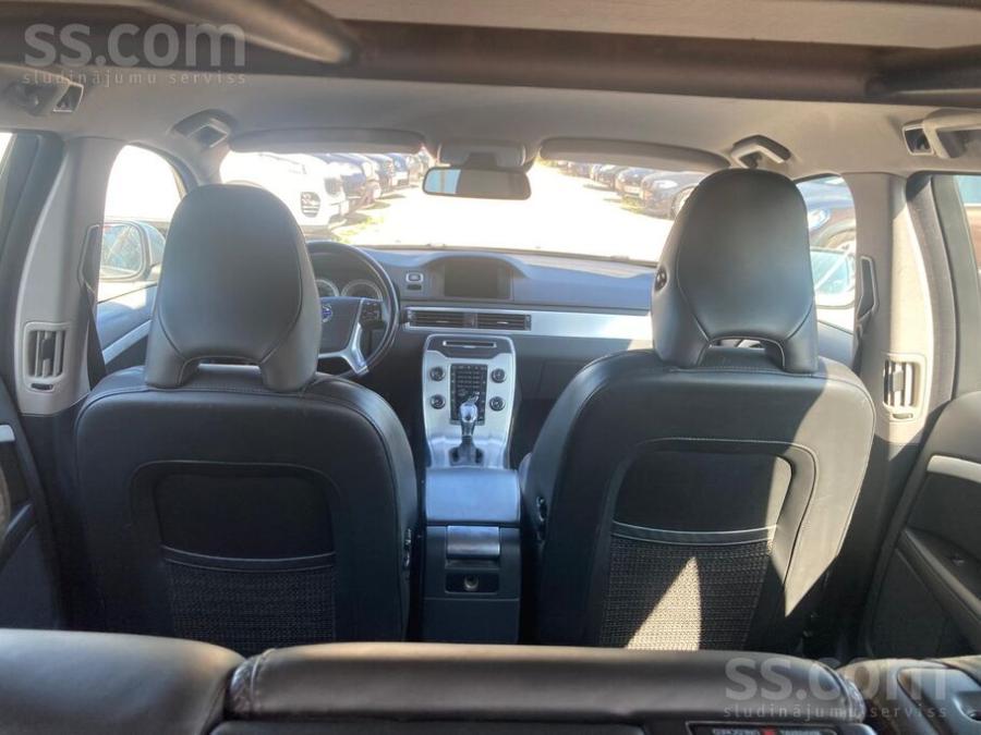 Pelēks Volvo XC70 2012 Rīga, ar dzinēja tilpumu 2.40 L un nobraukumu 370 tūkst. km par 8400 €, foto 24 vietnē AUTOMOTO.COM.LV