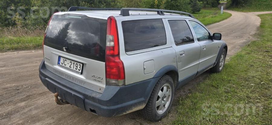Grey Volvo XC70 2004 in Cesis, with an engine capacity of 2.40 L and mileage of 409 thousand km for 1500 €, photo 4 on AUTOMOTO.COM.LV