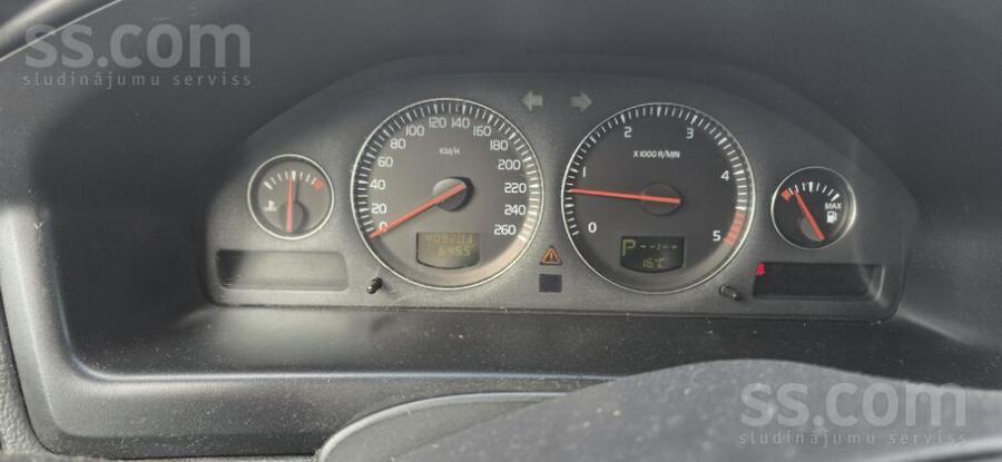 Grey Volvo XC70 2004 in Cesis, with an engine capacity of 2.40 L and mileage of 409 thousand km for 1500 €, photo 7 on AUTOMOTO.COM.LV