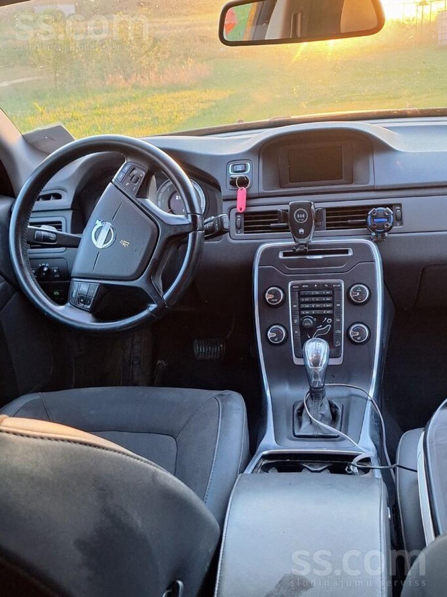 Grey Volvo XC70 2013 in Riga, with an engine capacity of 2.40 L and mileage of 344 thousand km for 7820 €, photo 3 on AUTOMOTO.COM.LV