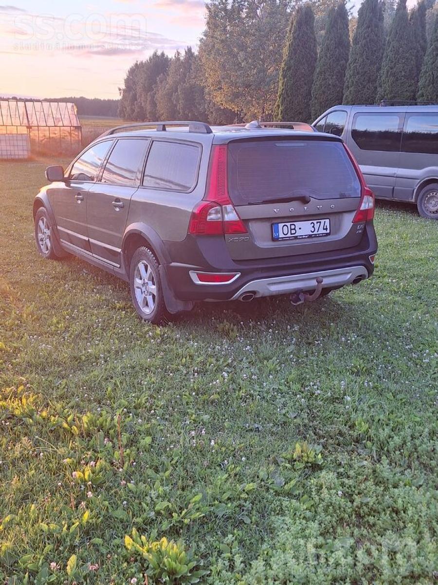 Grey Volvo XC70 2013 in Riga, with an engine capacity of 2.40 L and mileage of 344 thousand km for 7820 €, photo 4 on AUTOMOTO.COM.LV