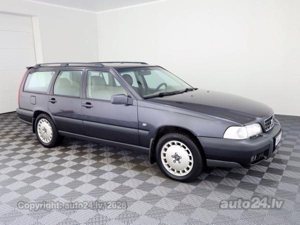 Grey Volvo XC70 1999 in Tallinn, with an engine capacity of 2.40 L and mileage of 305 thousand km for 999 €, photo 1 on AUTOMOTO.COM.LV
