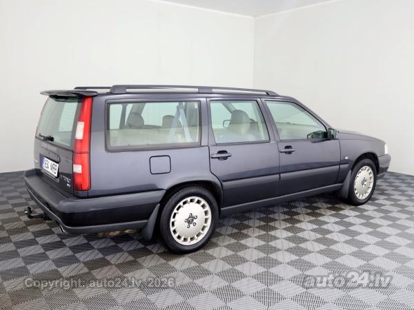 Grey Volvo XC70 1999 in Tallinn, with an engine capacity of 2.40 L and mileage of 305 thousand km for 999 €, photo 3 on AUTOMOTO.COM.LV