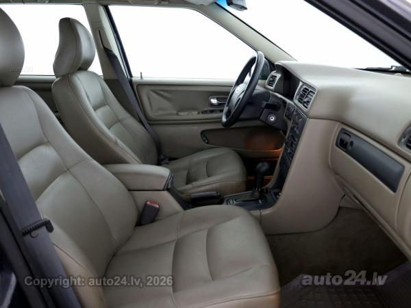 Grey Volvo XC70 1999 in Tallinn, with an engine capacity of 2.40 L and mileage of 305 thousand km for 999 €, photo 6 on AUTOMOTO.COM.LV