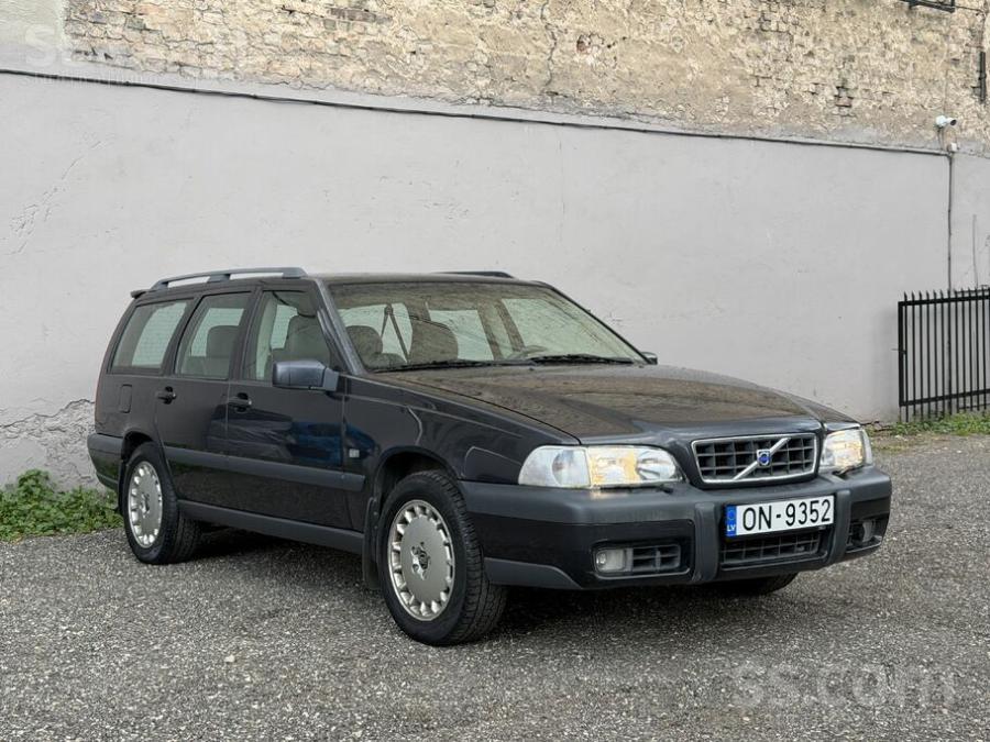 Grey Volvo XC70 1999 in Riga, with an engine capacity of 2.50 L and mileage of 305 thousand km for 2690 €, photo 1 on AUTOMOTO.COM.LV