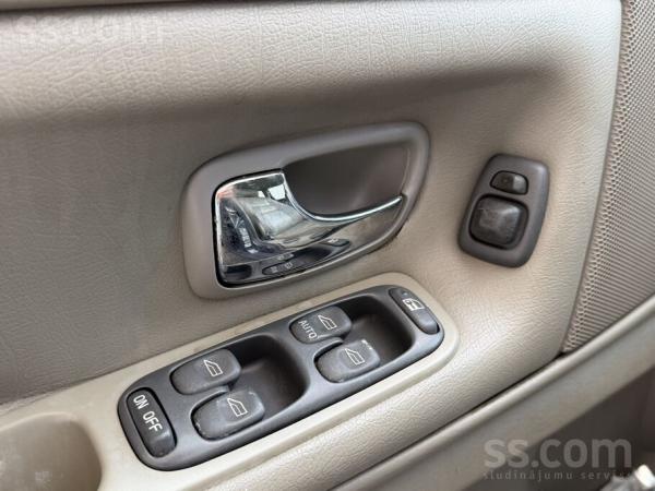 Grey Volvo XC70 1999 in Riga, with an engine capacity of 2.50 L and mileage of 305 thousand km for 2690 €, photo 8 on AUTOMOTO.COM.LV