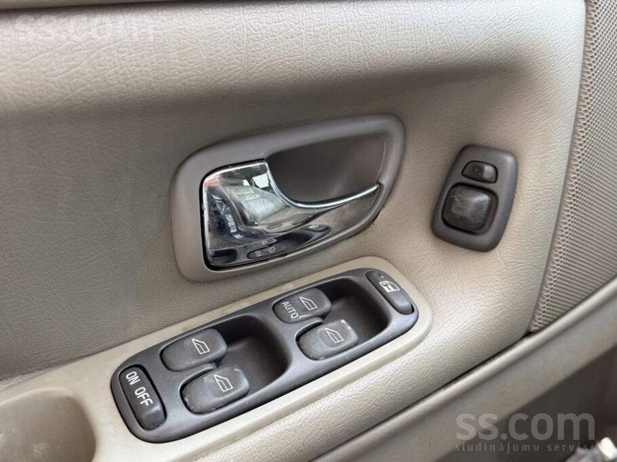 Grey Volvo XC70 1999 in Riga, with an engine capacity of 2.50 L and mileage of 305 thousand km for 2690 €, photo 9 on AUTOMOTO.COM.LV