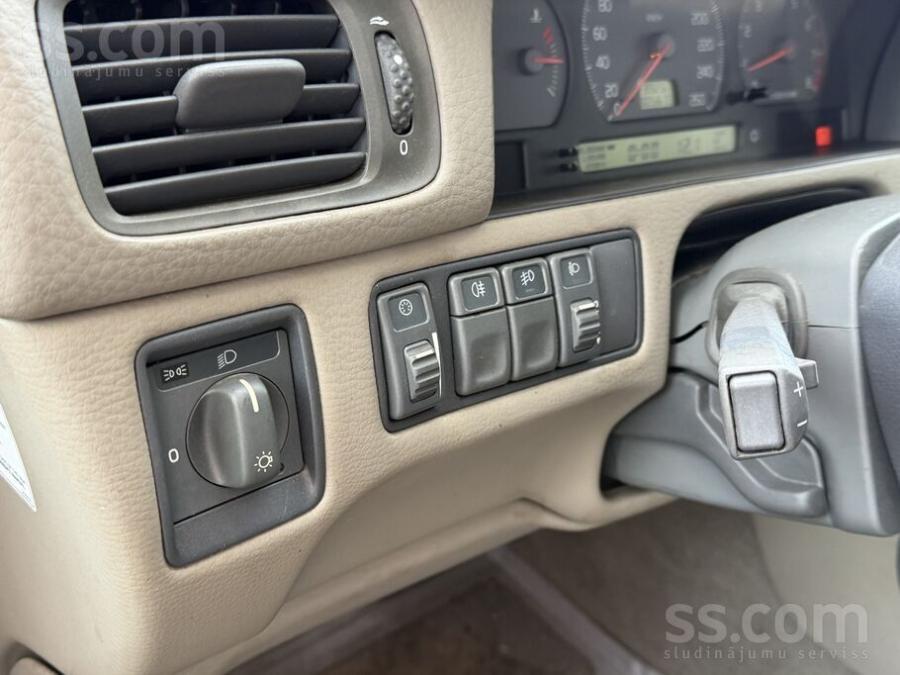 Grey Volvo XC70 1999 in Riga, with an engine capacity of 2.50 L and mileage of 305 thousand km for 2690 €, photo 10 on AUTOMOTO.COM.LV