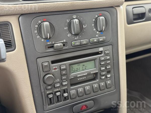 Grey Volvo XC70 1999 in Riga, with an engine capacity of 2.50 L and mileage of 305 thousand km for 2690 €, photo 10 on AUTOMOTO.COM.LV