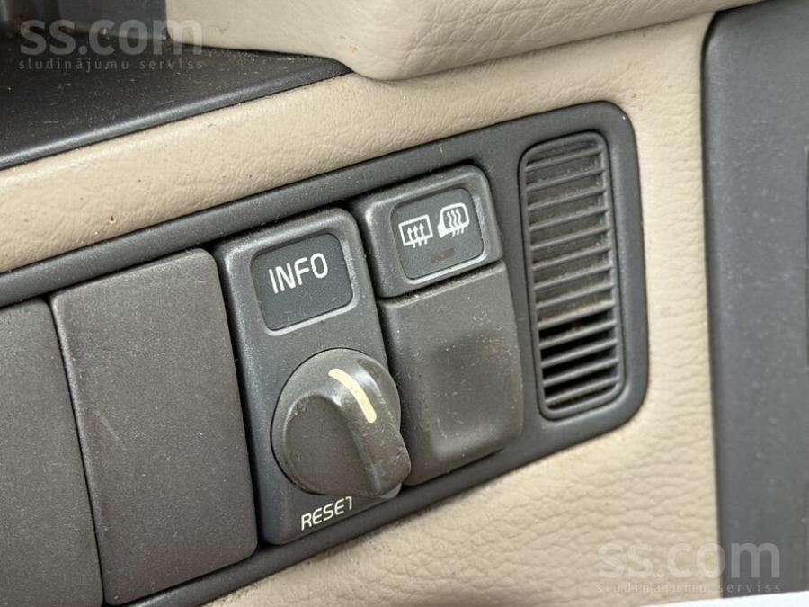Grey Volvo XC70 1999 in Riga, with an engine capacity of 2.50 L and mileage of 305 thousand km for 2690 €, photo 12 on AUTOMOTO.COM.LV