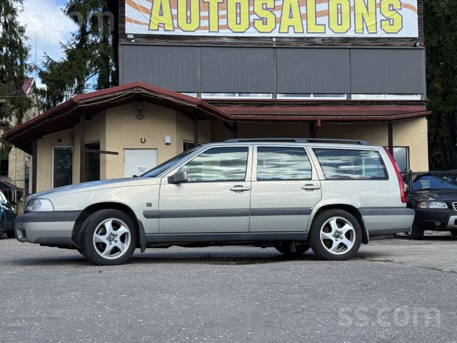 Pelēks Volvo XC70 2000 Rīga, ar dzinēja tilpumu 2.40 L un nobraukumu 177 tūkst. km par 3750 €, foto 1 vietnē AUTOMOTO.COM.LV