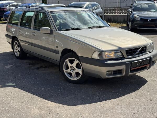 Grey Volvo XC70 2000 in Riga, with an engine capacity of 2.40 L and mileage of 177 thousand km for 3750 €, photo 3 on AUTOMOTO.COM.LV
