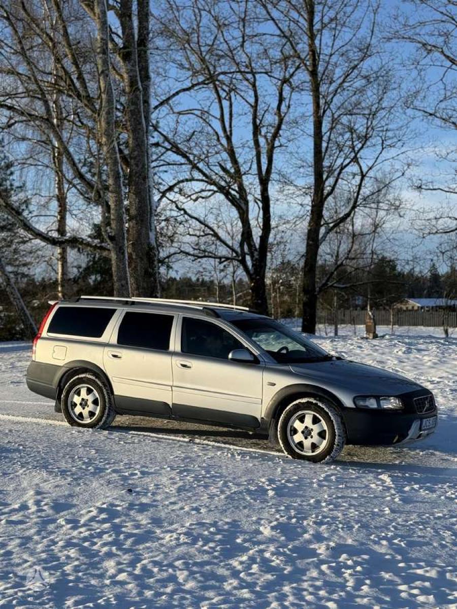 Grey Volvo XC70 2001 in Plunge, with an engine capacity of 2.49 L and mileage of 239 thousand km for 2400 €, photo 1 on AUTOMOTO.COM.LV