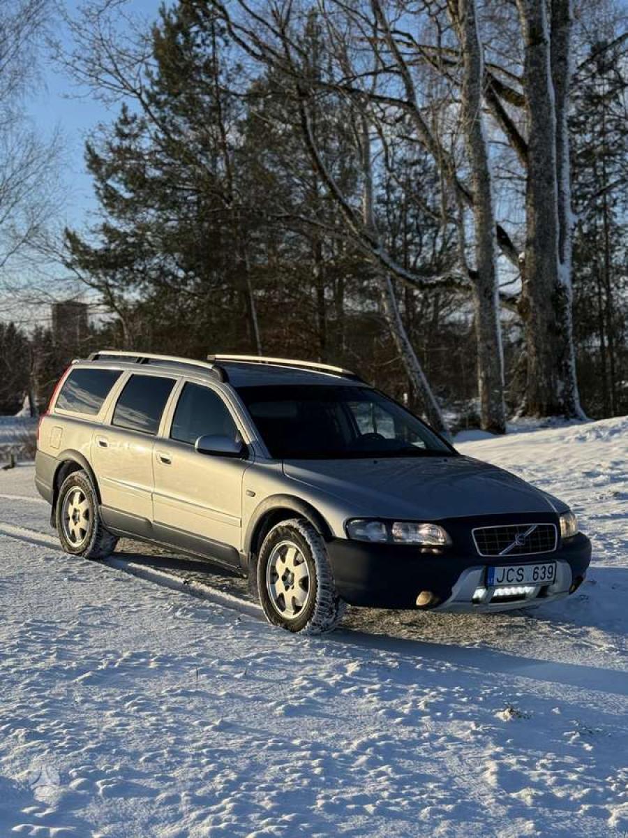 Grey Volvo XC70 2001 in Plunge, with an engine capacity of 2.49 L and mileage of 239 thousand km for 2400 €, photo 2 on AUTOMOTO.COM.LV