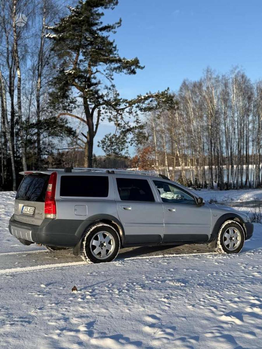 Grey Volvo XC70 2001 in Plunge, with an engine capacity of 2.49 L and mileage of 239 thousand km for 2400 €, photo 4 on AUTOMOTO.COM.LV
