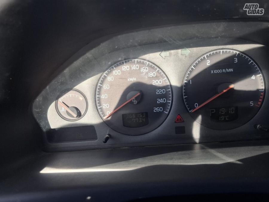 Grey Volvo XC70 2001 in Kaunas, with an engine capacity of 2.40 L and mileage of 366 thousand km for 2200 €, photo 3 on AUTOMOTO.COM.LV