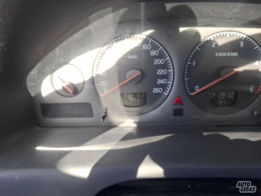 Grey Volvo XC70 2001 in Kaunas, with an engine capacity of 2.40 L and mileage of 366 thousand km for 2200 €, photo 6 on AUTOMOTO.COM.LV