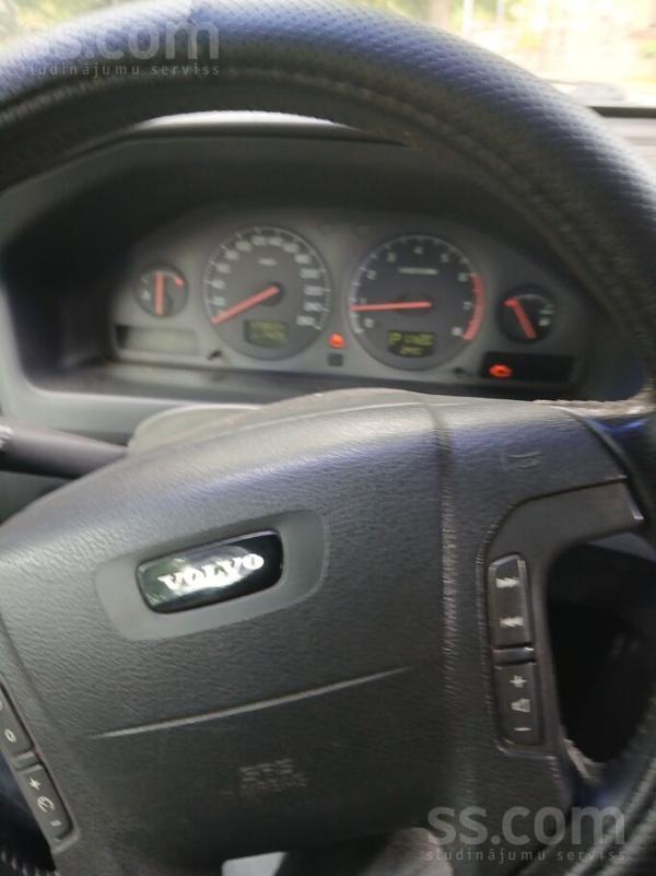 Grey Volvo XC70 2001 in Riga, with an engine capacity of 2.40 L and mileage of 0 thousand km for 1300 €, photo 5 on AUTOMOTO.COM.LV