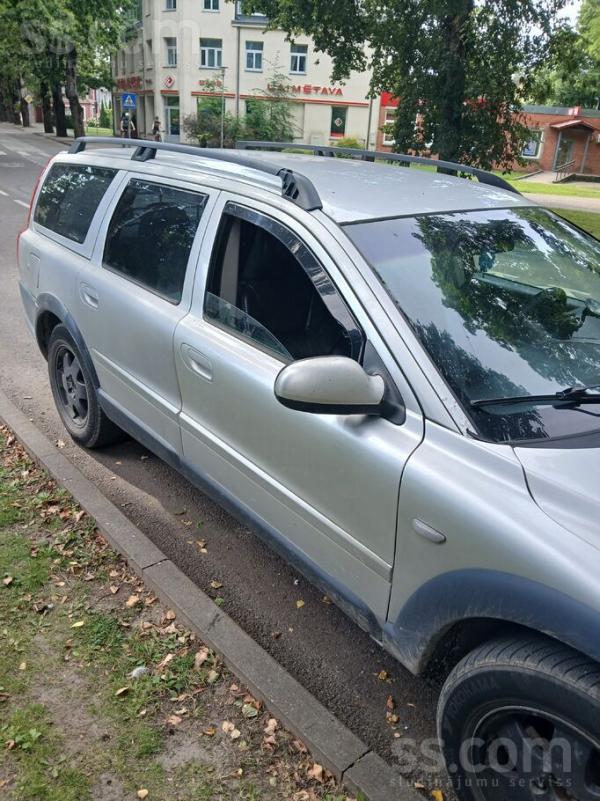 Pelēks Volvo XC70 2001 Rīga, ar dzinēja tilpumu 2.40 L un nobraukumu 0 tūkst. km par 1300 €, foto 3 vietnē AUTOMOTO.COM.LV