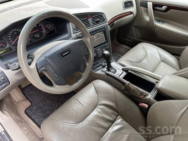 Grey Volvo XC70 2001 in Riga, with an engine capacity of 2.40 L and mileage of 327 thousand km for 3900 €, photo 11 on AUTOMOTO.COM.LV
