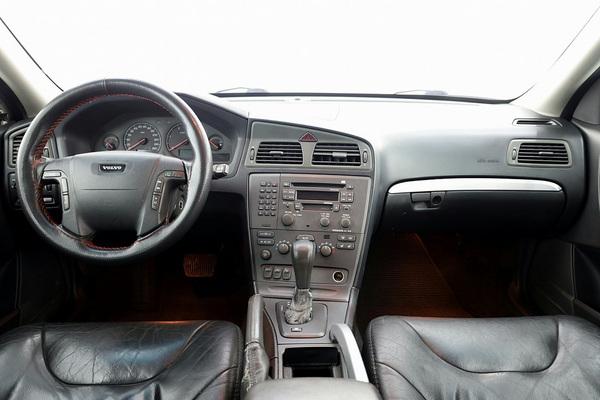 Grey Volvo XC70 2002 in Tallinn, with an engine capacity of 2.40 L and mileage of 352 thousand km for 1799 €, photo 5 on AUTOMOTO.COM.LV