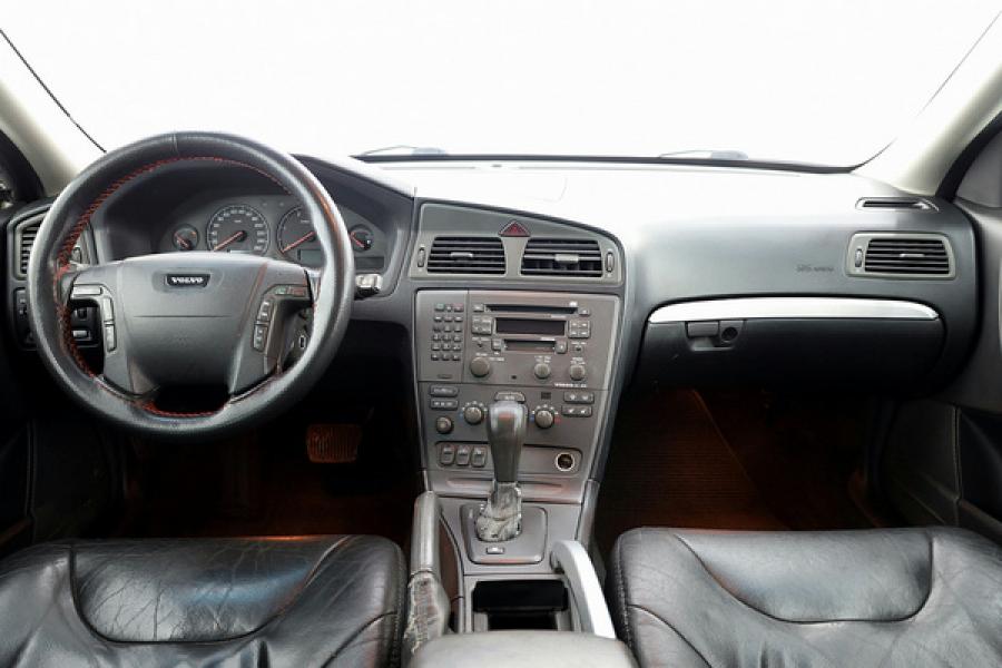 Grey Volvo XC70 2002 in Tallinn, with an engine capacity of 2.40 L and mileage of 352 thousand km for 1799 €, photo 6 on AUTOMOTO.COM.LV