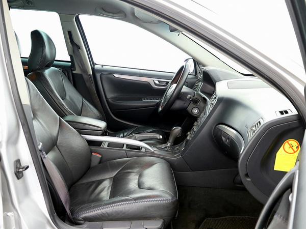 Grey Volvo XC70 2002 in Tallinn, with an engine capacity of 2.40 L and mileage of 352 thousand km for 1799 €, photo 6 on AUTOMOTO.COM.LV