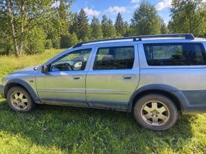 Pelēks Volvo XC70 2002 Madona, ar dzinēja tilpumu 2.40 L un nobraukumu 609 tūkst. km par 2000 €, foto  vietnē AUTOMOTO.COM.LV