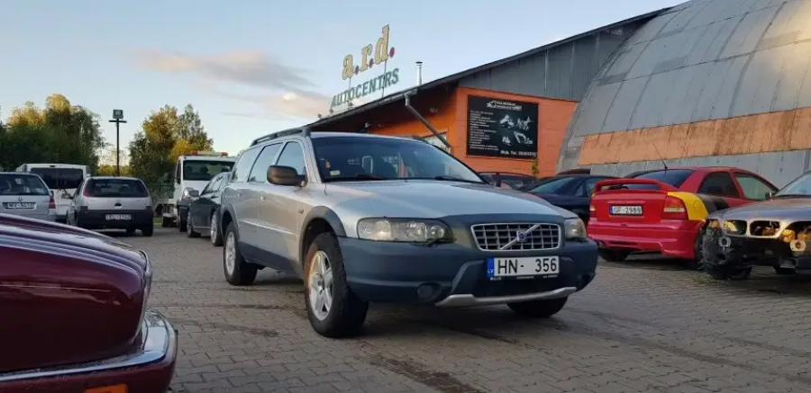 Grey Volvo XC70 2003 in Valmiera, with an engine capacity of 2.40 L and mileage of 319 thousand km for 3000 €, photo 1 on AUTOMOTO.COM.LV