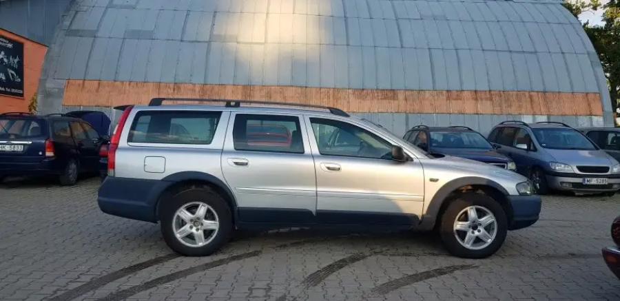Grey Volvo XC70 2003 in Valmiera, with an engine capacity of 2.40 L and mileage of 319 thousand km for 3000 €, photo 3 on AUTOMOTO.COM.LV