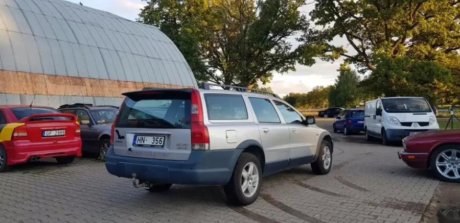 Grey Volvo XC70 2003 in Valmiera, with an engine capacity of 2.40 L and mileage of 319 thousand km for 3000 €, photo 4 on AUTOMOTO.COM.LV