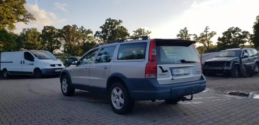 Grey Volvo XC70 2003 in Valmiera, with an engine capacity of 2.40 L and mileage of 319 thousand km for 3000 €, photo 6 on AUTOMOTO.COM.LV