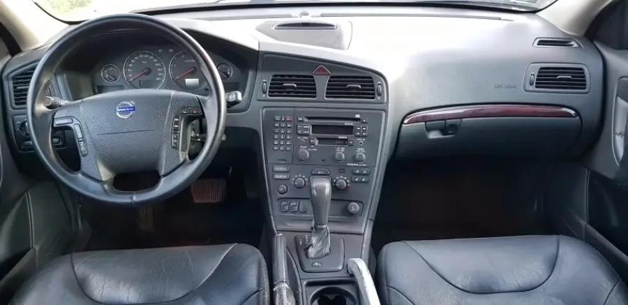 Grey Volvo XC70 2003 in Valmiera, with an engine capacity of 2.40 L and mileage of 319 thousand km for 3000 €, photo 10 on AUTOMOTO.COM.LV